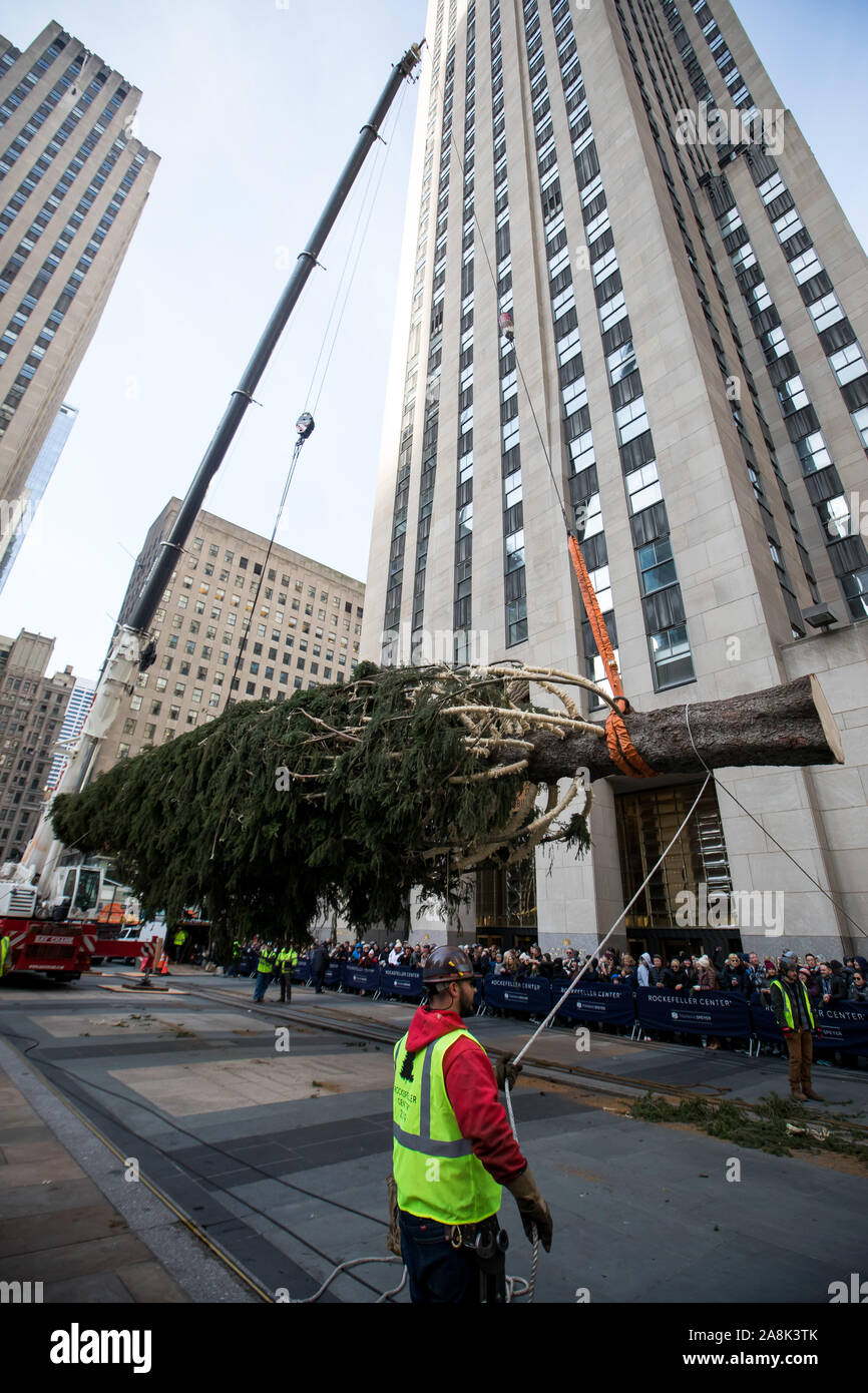 New York, USA. 9th Nov, 2019. A crane lifts the Rockefeller Center ...