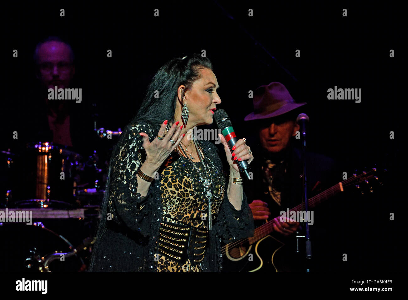 Crystal gayle hi-res stock photography and images - Alamy