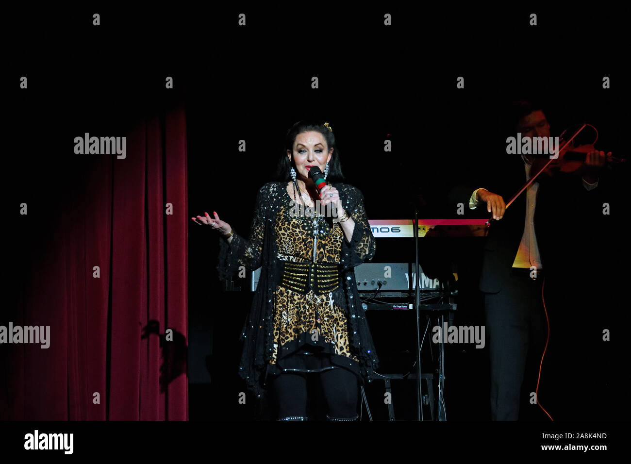 Crystal gayle hi-res stock photography and images - Alamy