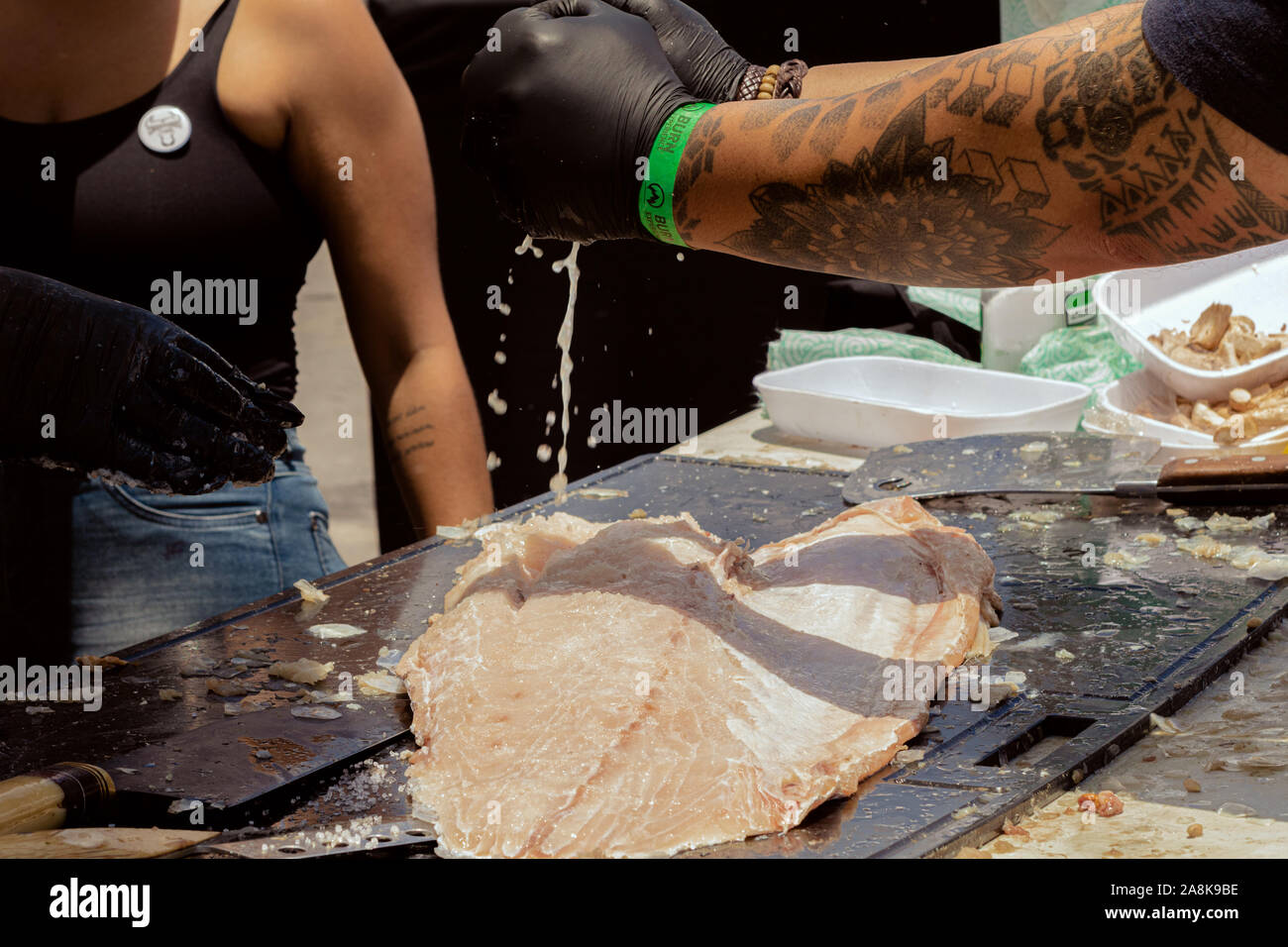 Squeezing fresh lemon on hi-res stock photography and images - Alamy