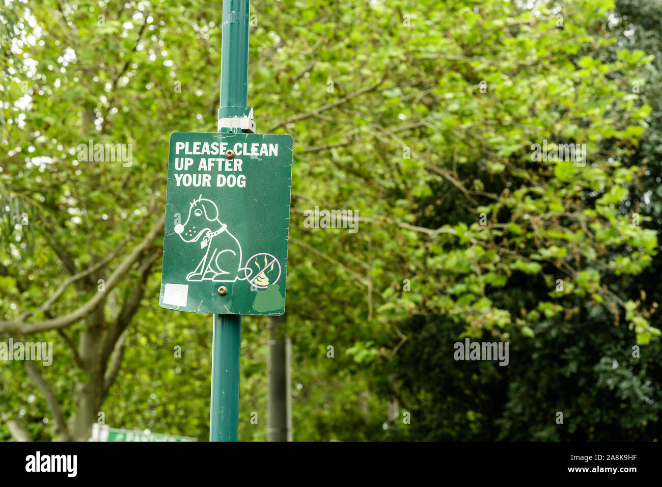 Dog bin sign hi-res stock photography and images - Alamy