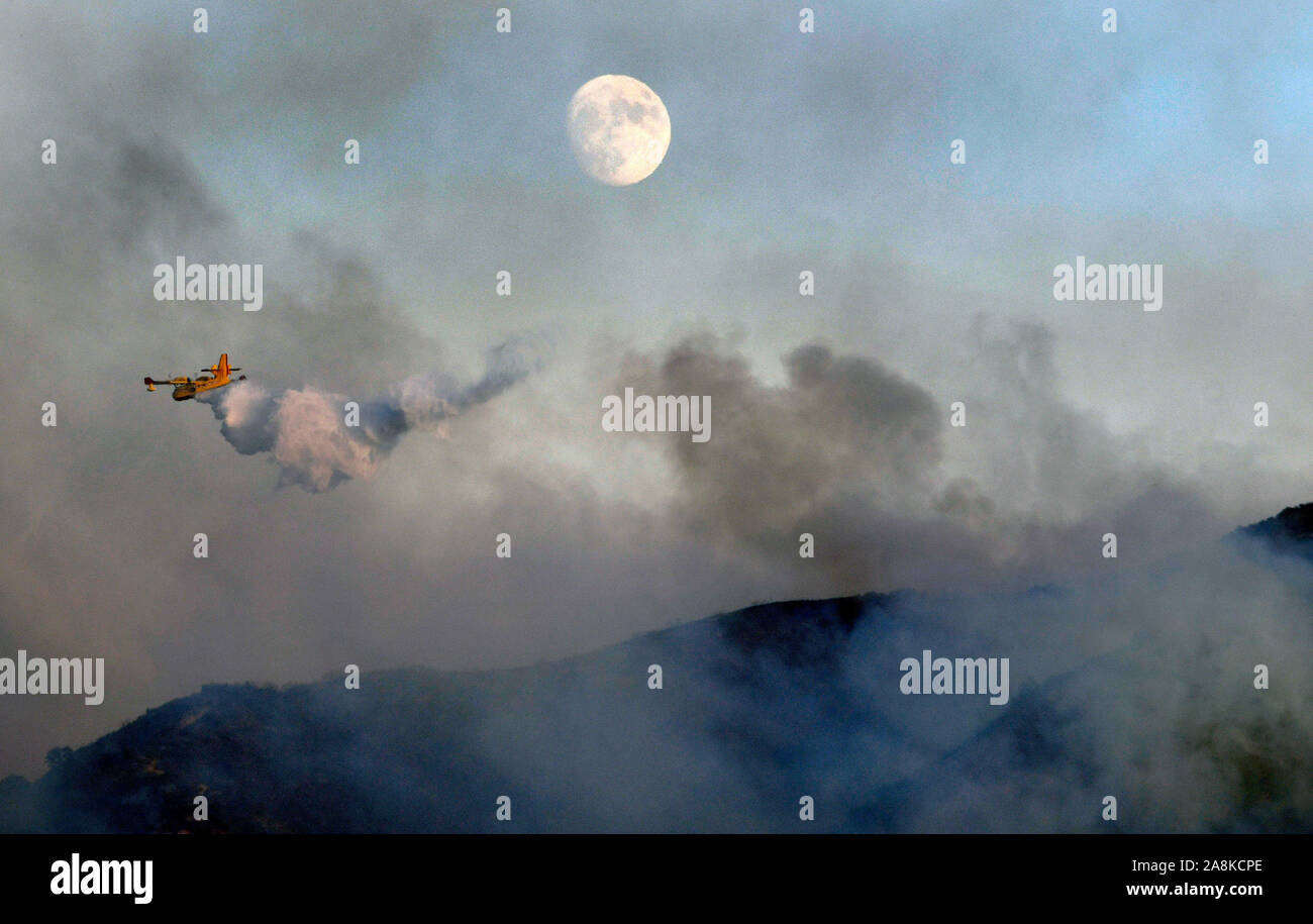 Los Angeles, USA. 09th Nov, 2019. A full moon rises as super scooper ...