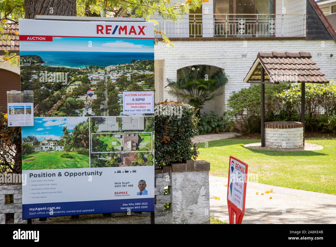 Australian house auction sign hi-res stock photography and images - Alamy