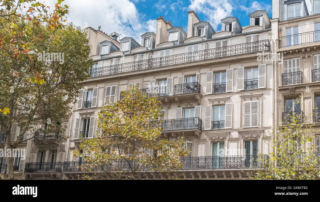 Paris, typical facade in the Marais, detail of the windows Stock Photo ...