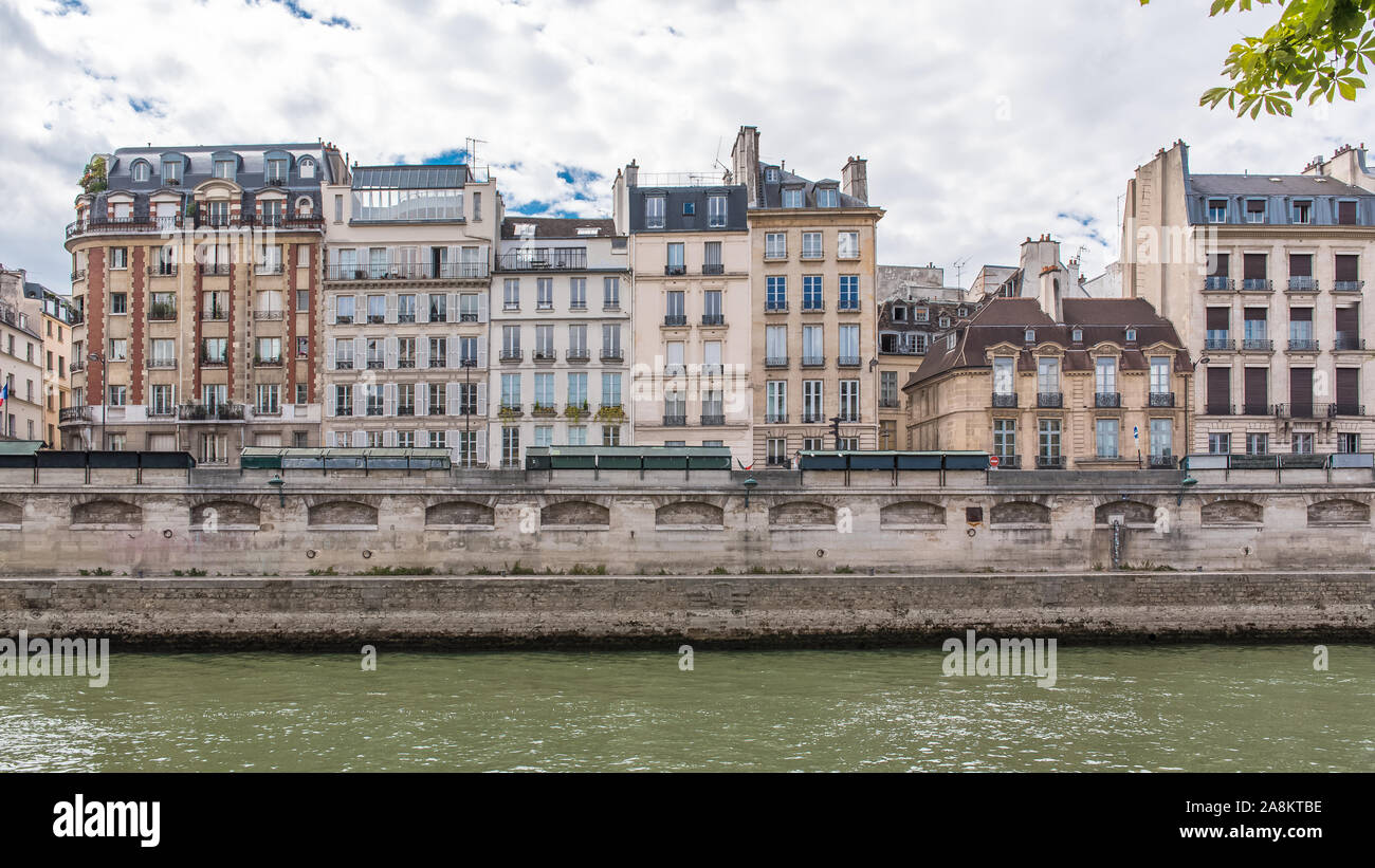 Paris, panorama of the Pont-Neuf, with typical buildings in background ...