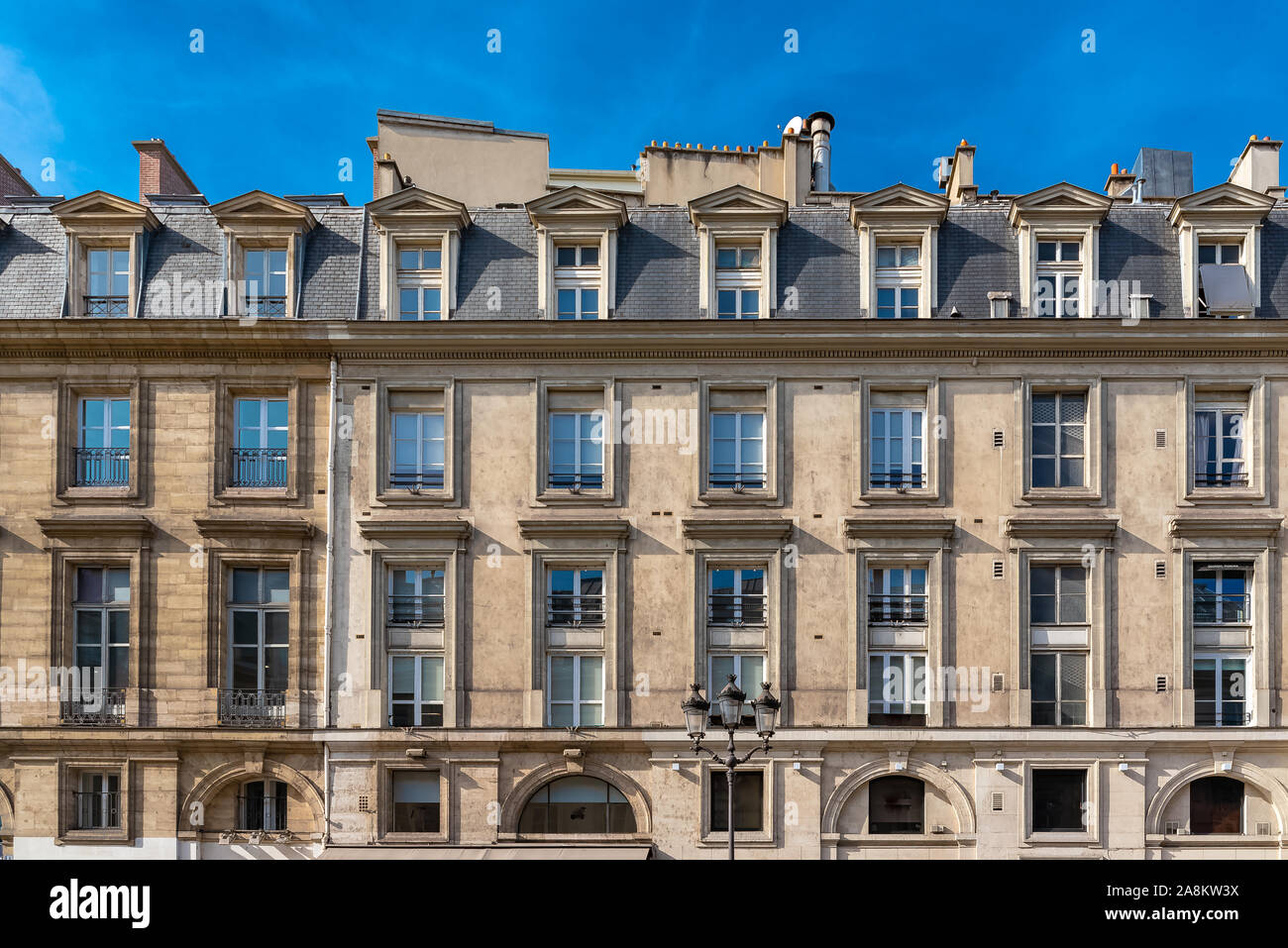 Paris, typical facade in the Marais, detail of the windows Stock Photo ...