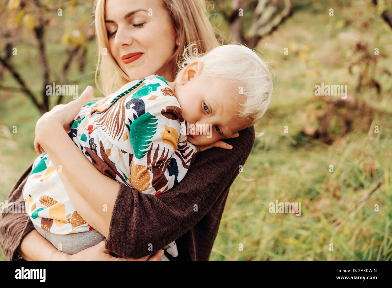 mom hugs daughter outside Stock Photo - Alamy