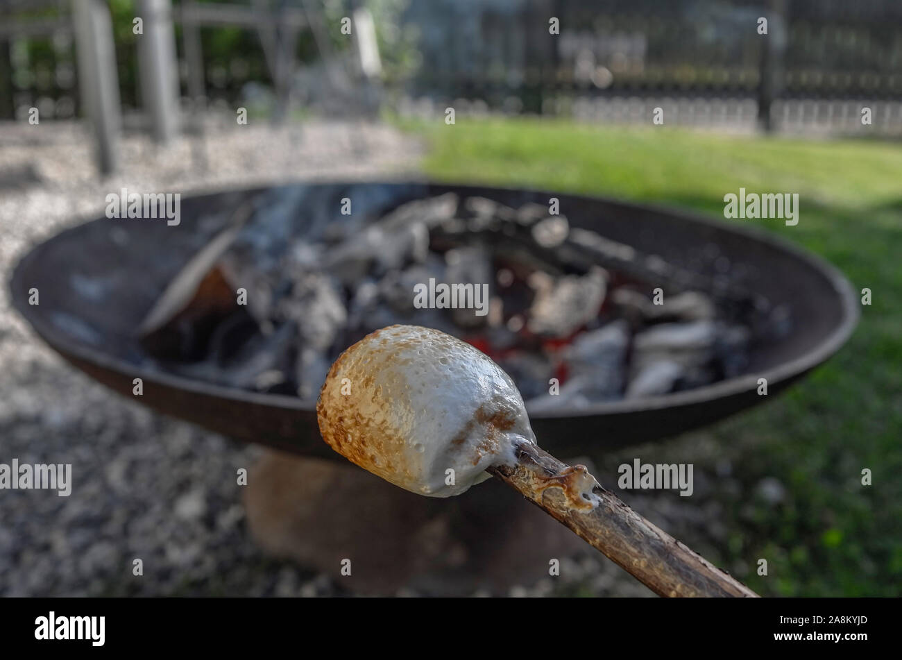 Bonfire with marshmallow Stock Photo - Alamy