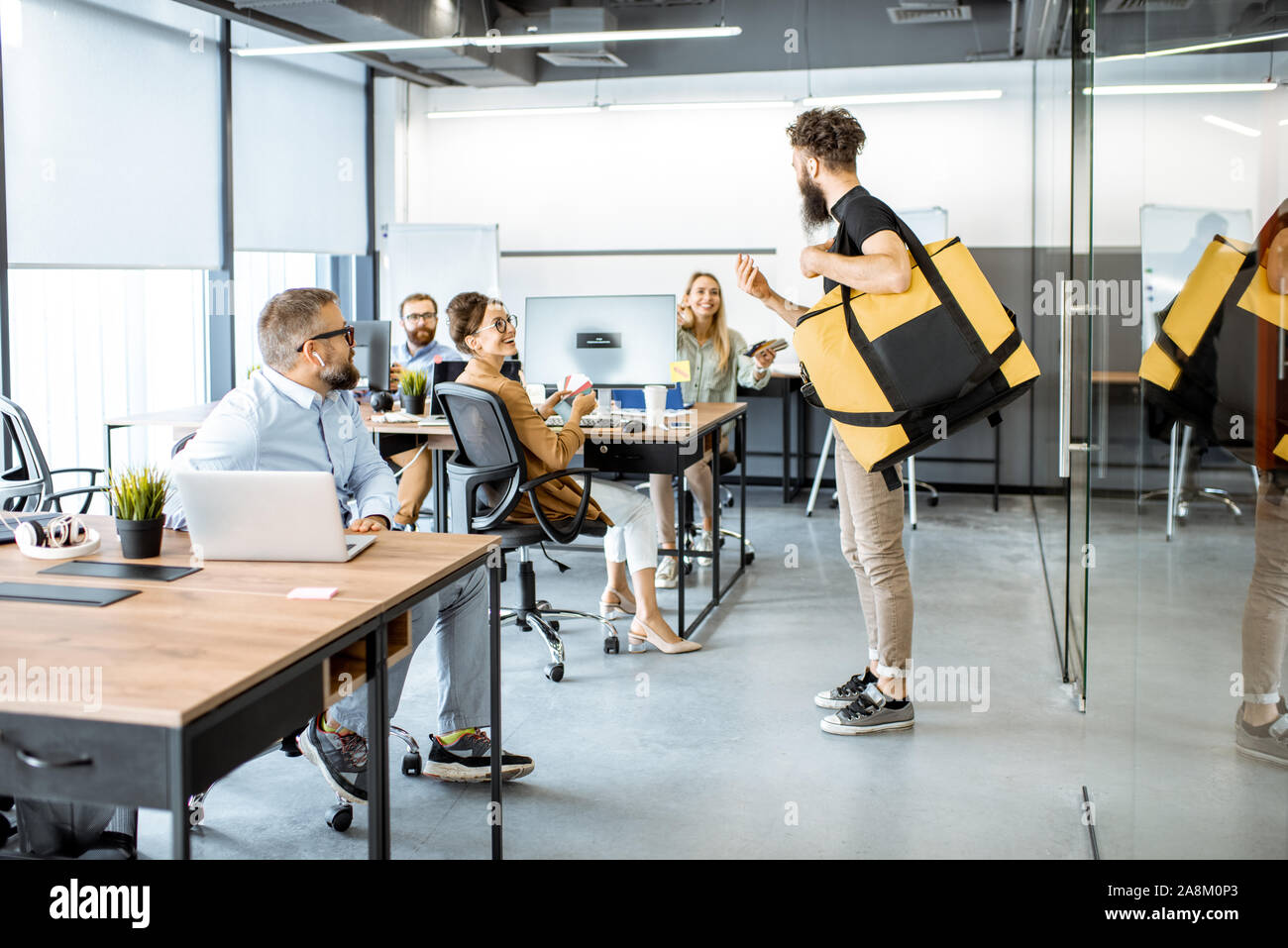 Office workers lunch room hi-res stock photography and images - Alamy