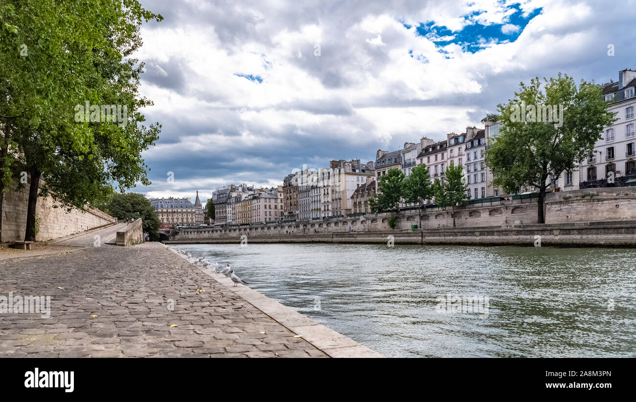 Paris, view of the Pont-Neuf, with a beautiful building in background ...