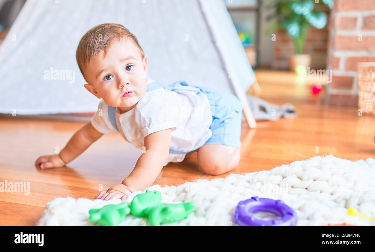 Infant crawling school hi-res stock photography and images - Alamy
