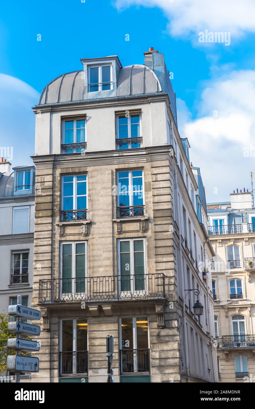 Paris, beautiful houses in Montmartre, typical parisian facades Stock ...
