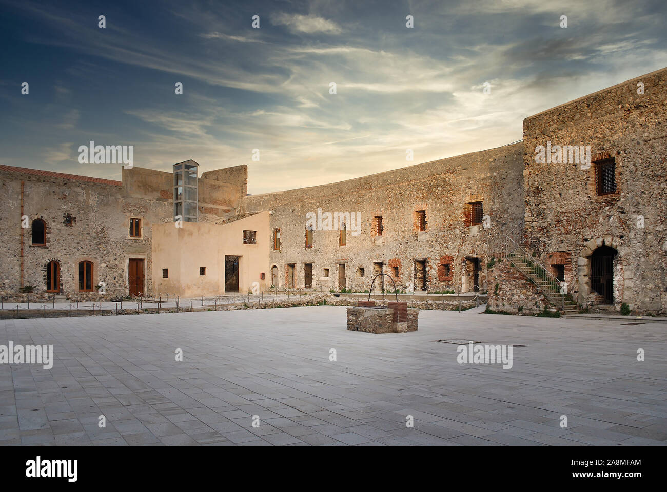 Internal castle gate hi-res stock photography and images - Alamy