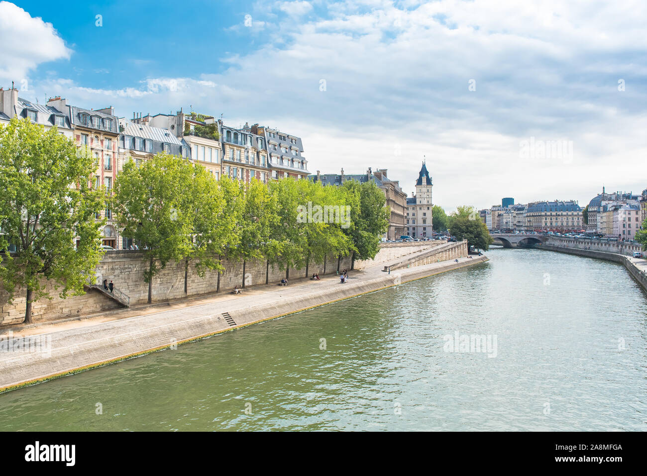 Paris, view of the Pont-Neuf, with a beautiful building in background ...