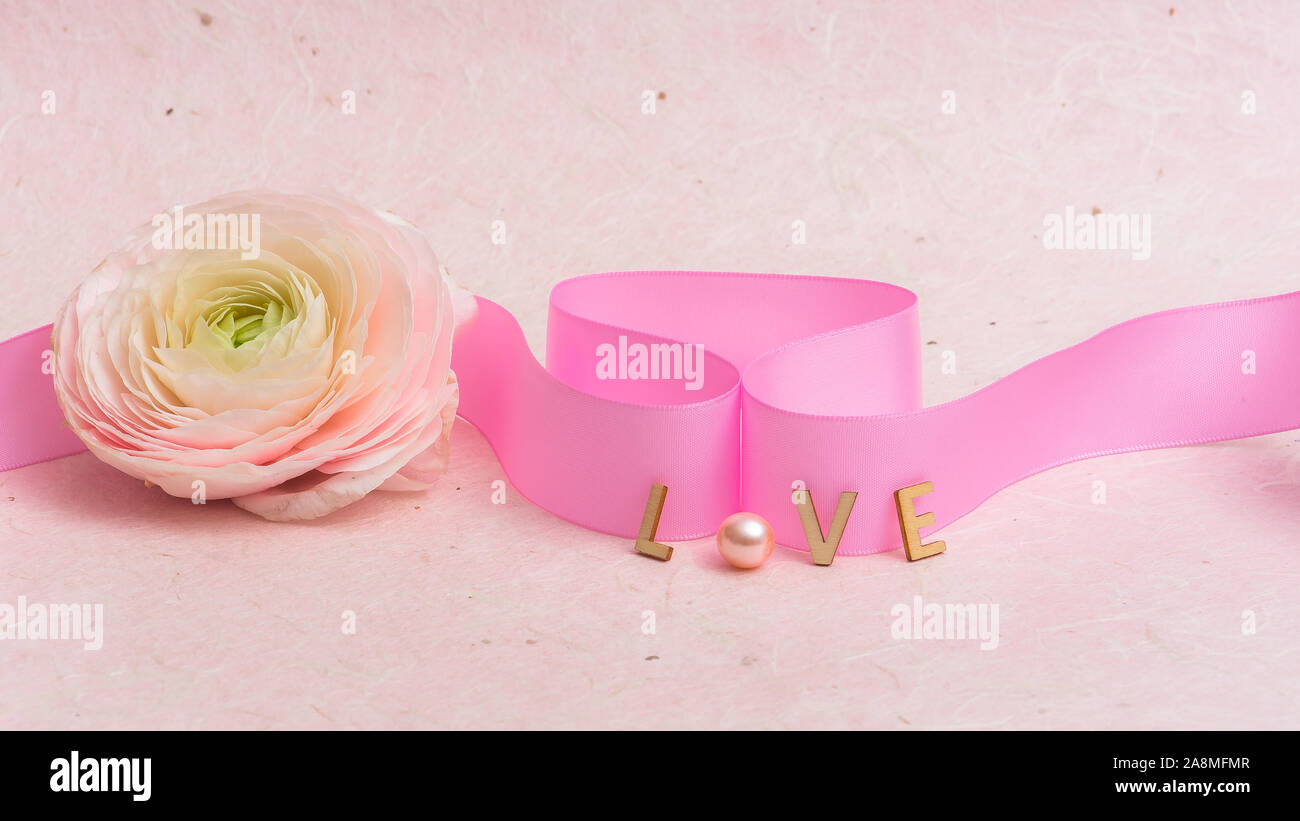 Romantic pink rose put on an vintage paper, with a red ribbon Stock ...