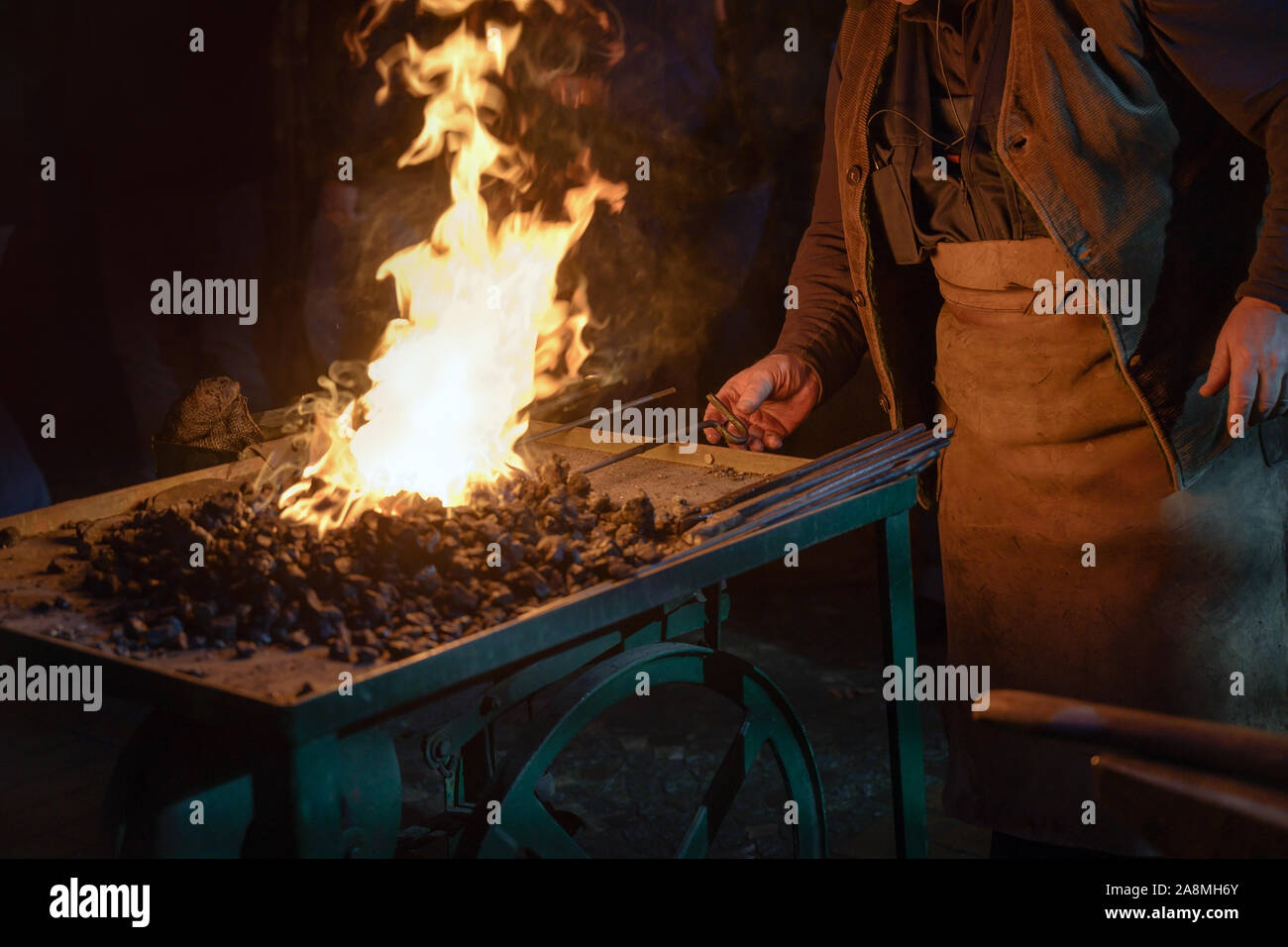 Blacksmith hands hi-res stock photography and images - Alamy