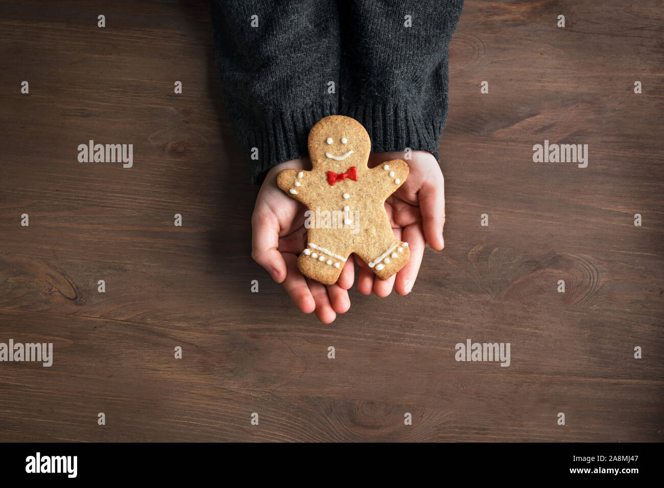 Gingerbread man holding hands hi-res stock photography and images - Alamy