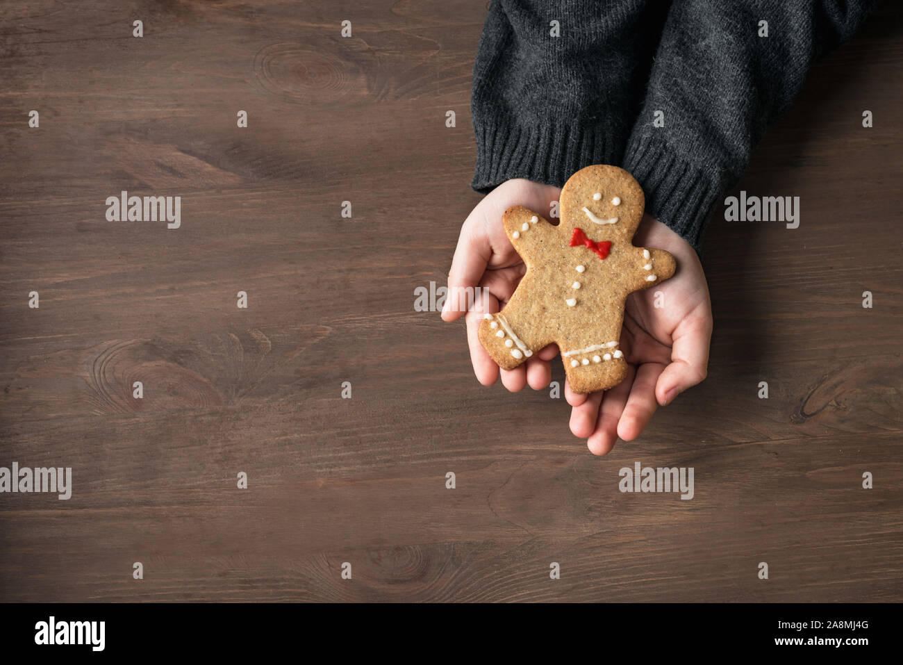 Gingerbread man holding hands hi-res stock photography and images - Alamy