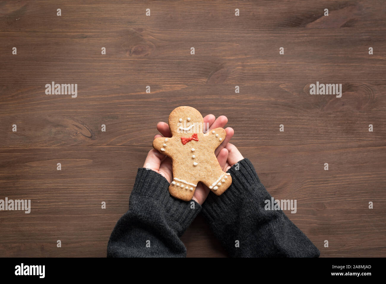 Gingerbread man holding hands hi-res stock photography and images - Alamy