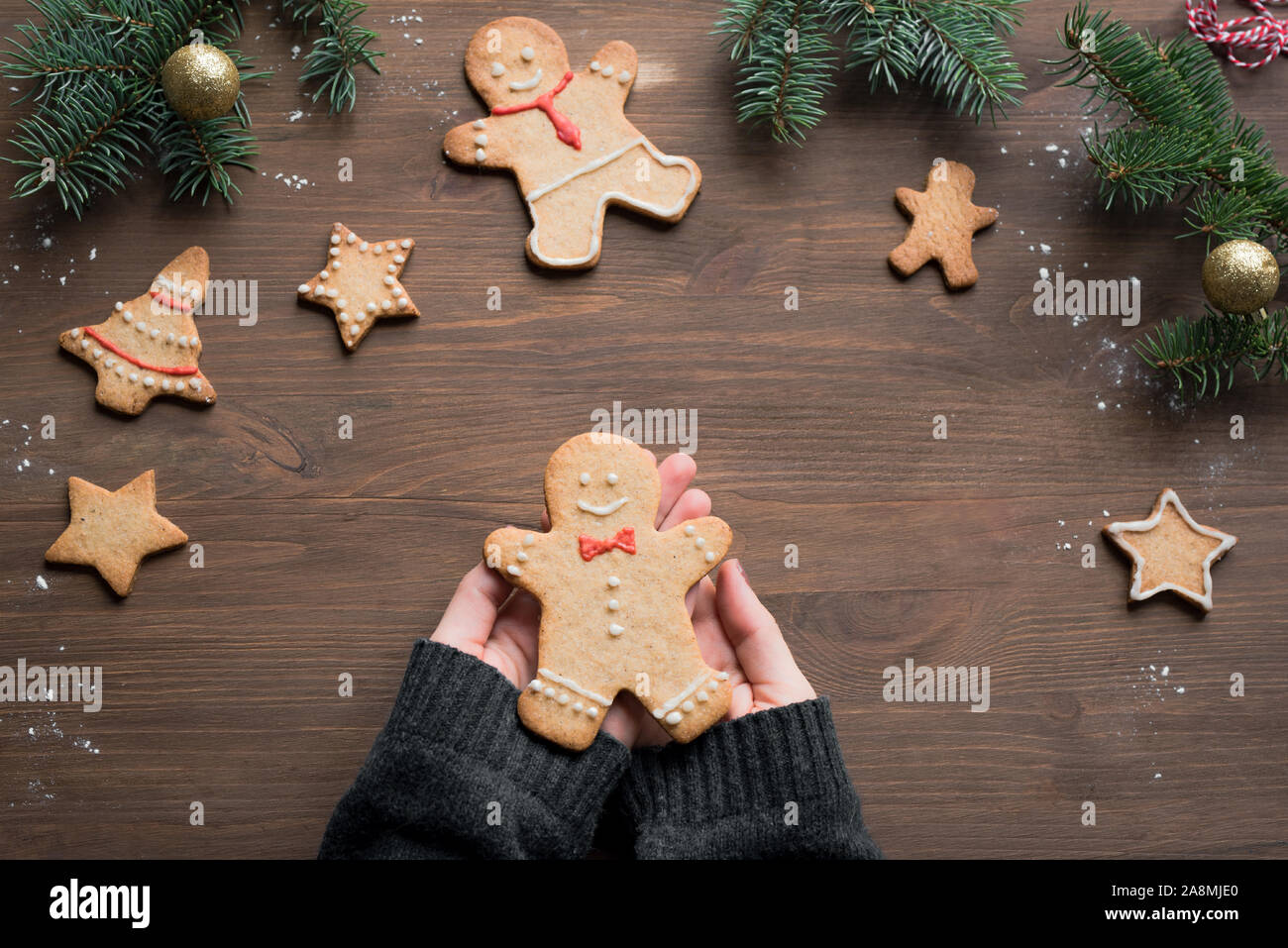 Gingerbread man holding hands hi-res stock photography and images - Alamy