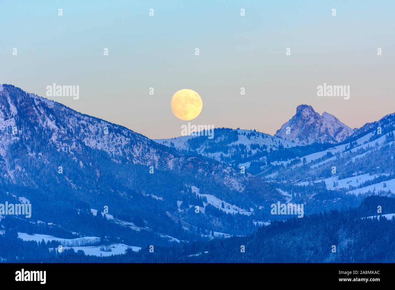 Beautiful moonrise hi-res stock photography and images - Alamy