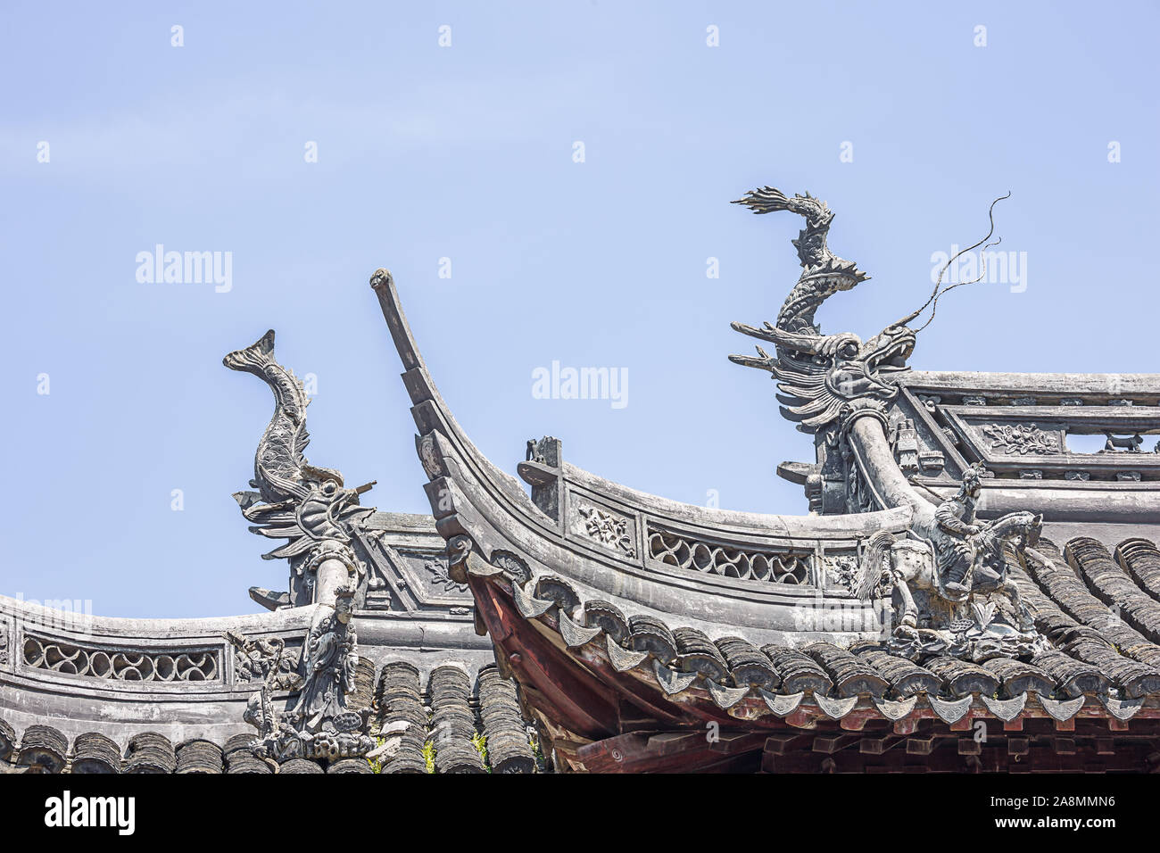 Dragon roof decoration hi-res stock photography and images - Alamy
