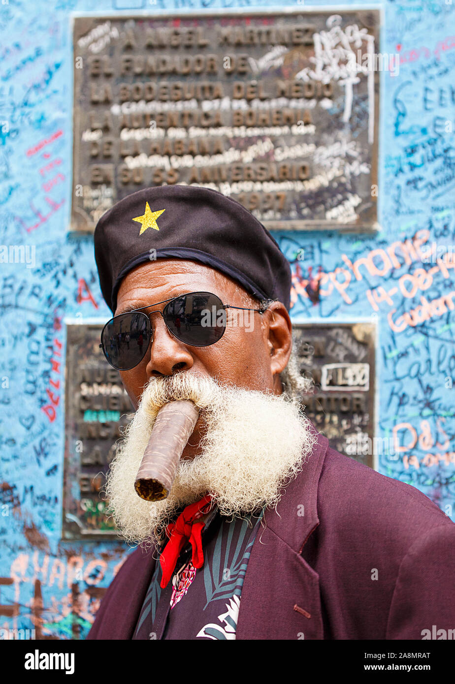 Man beret sunglasses hi-res stock photography and images - Alamy