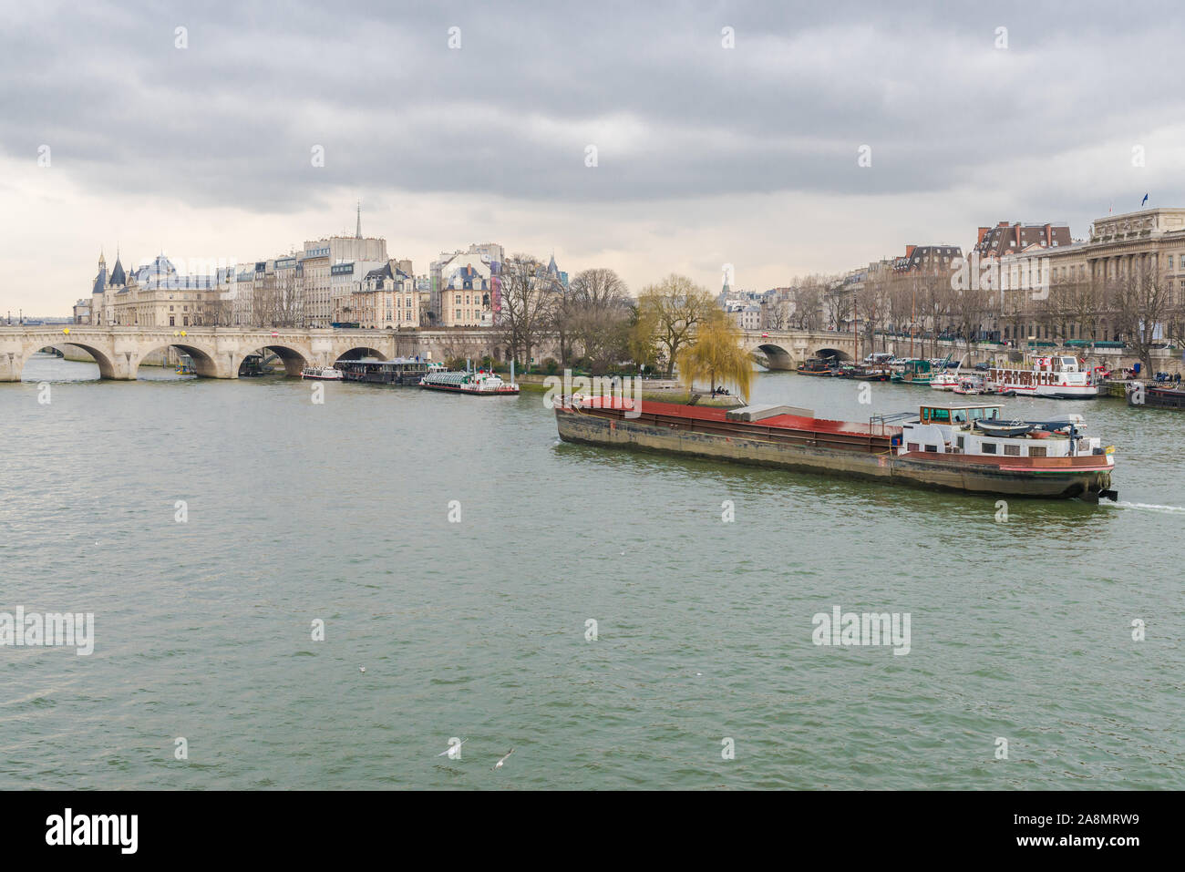 Paris, view of the Seine, with the Louis-Philippe bridge and the Saint ...