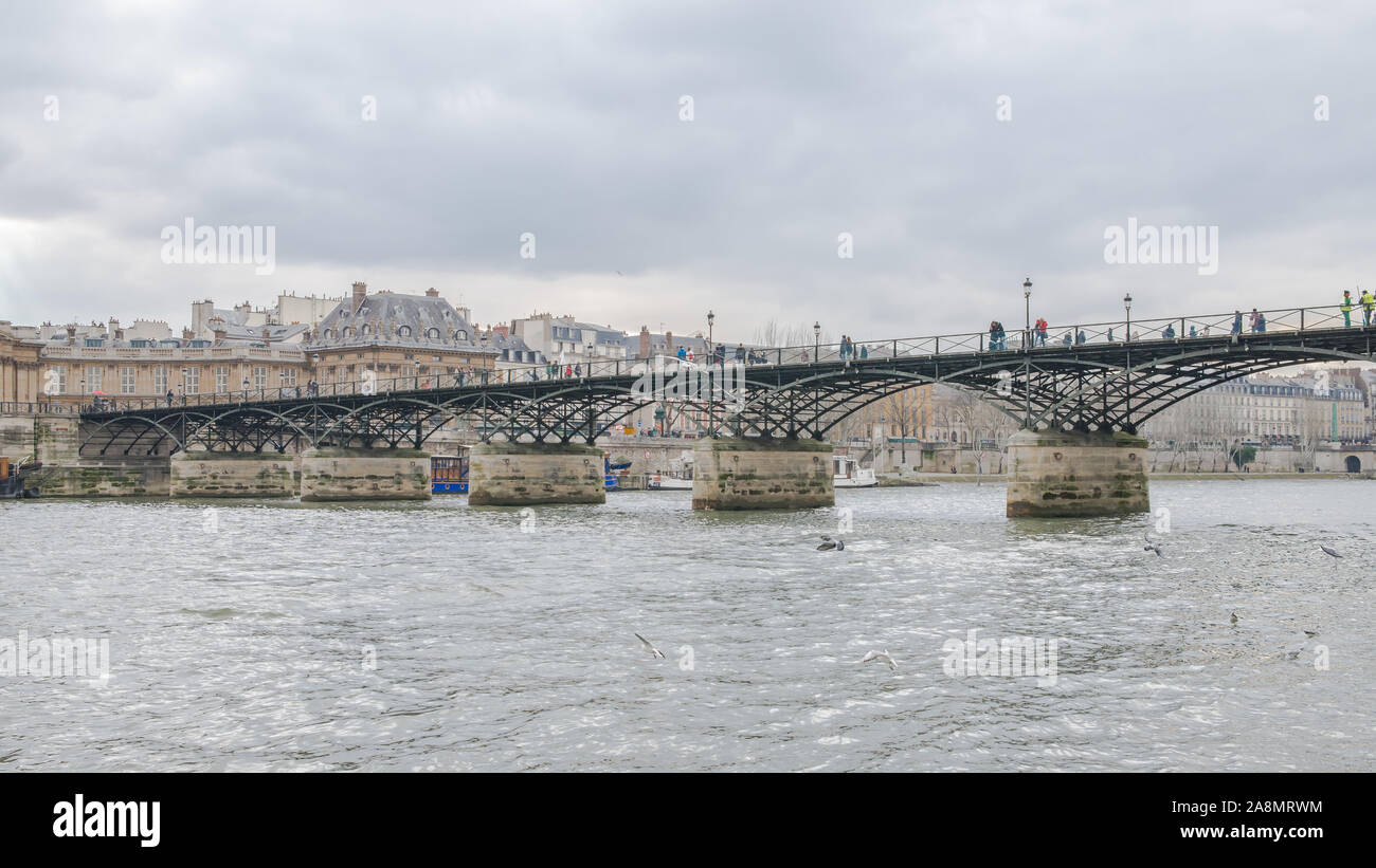 Paris, view of the Seine with the pont des Arts bridge Stock Photo - Alamy
