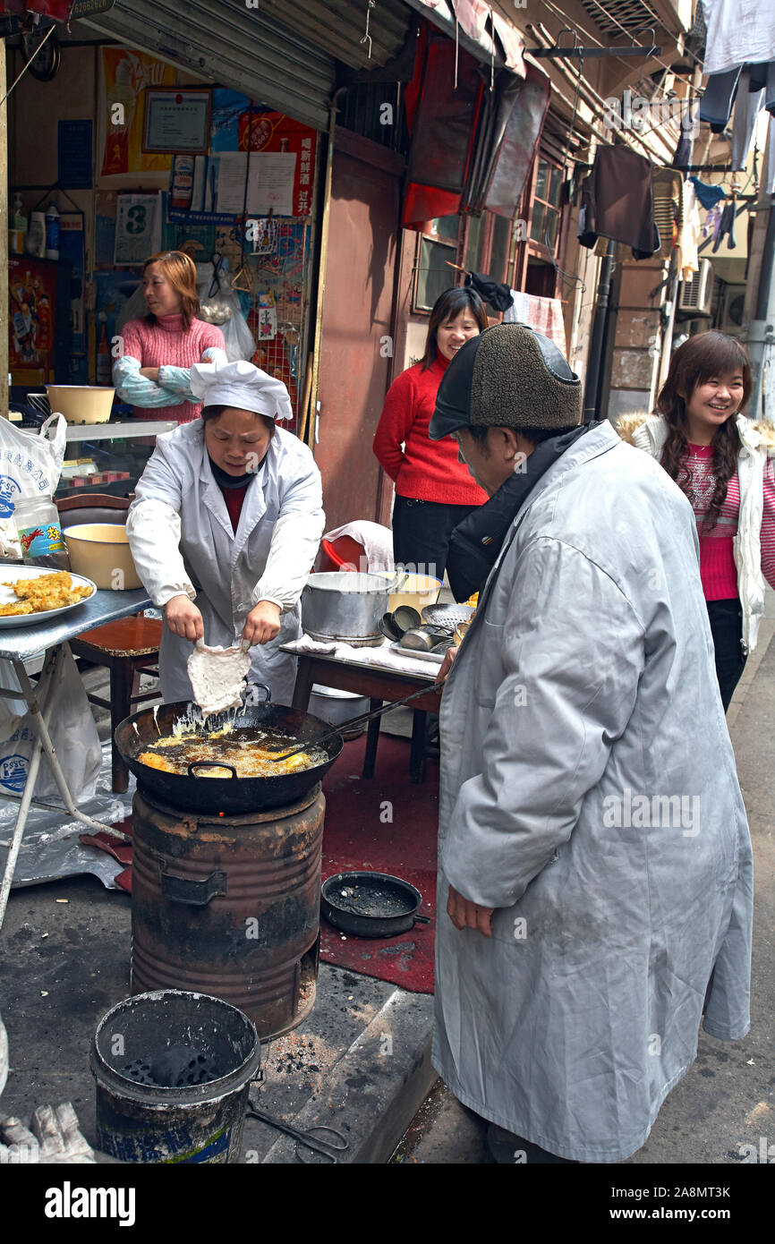 Streetfood with open fire. photo Bo Arrhed Stock Photo - Alamy