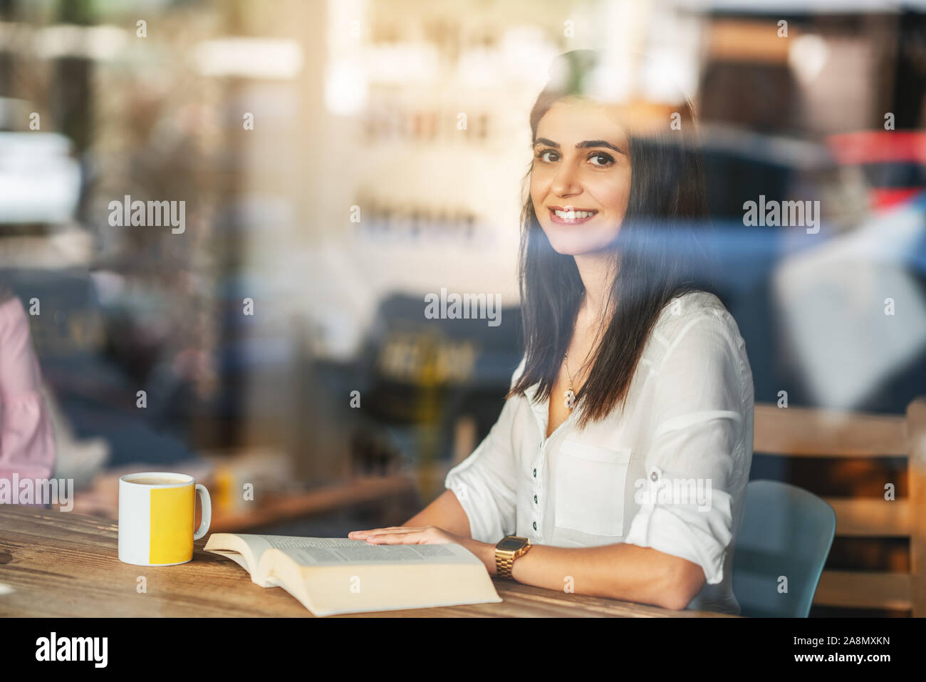 Reader behind window hi-res stock photography and images - Alamy
