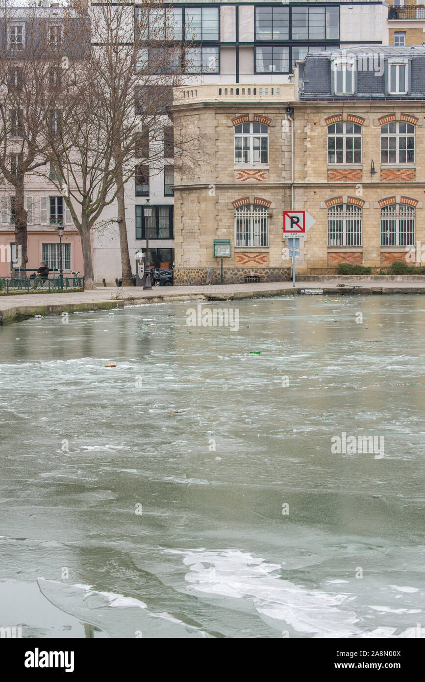 Paris, canal Saint-Martin, frozen channel on the quay in winter, with ...