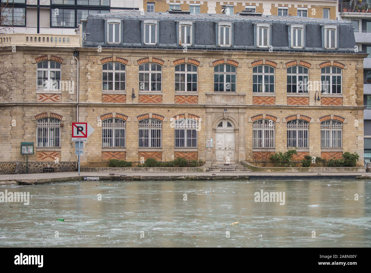 Paris, canal Saint-Martin, frozen channel on the quay in winter, with ...
