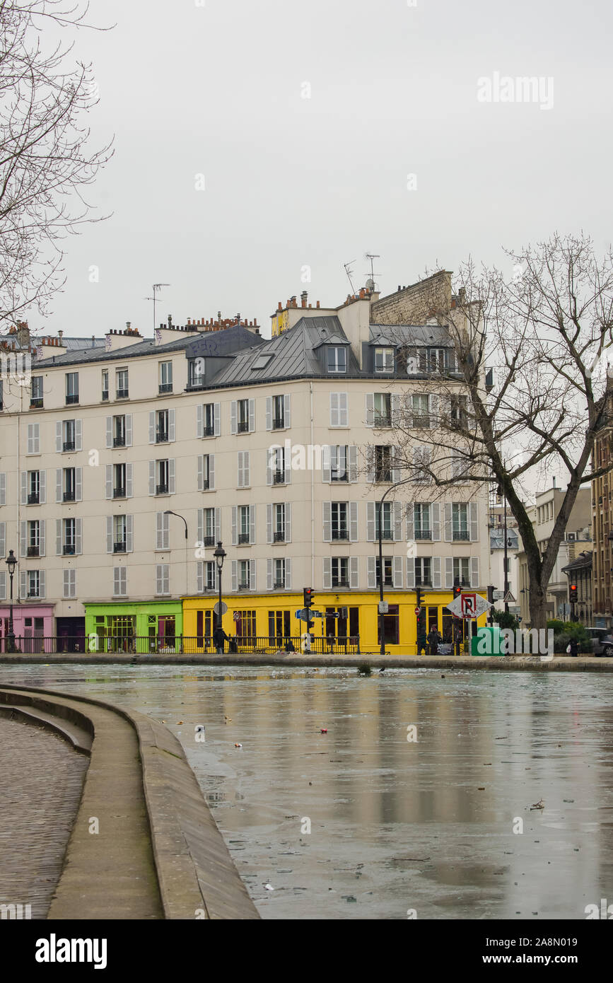 Parisian house boat hi-res stock photography and images - Alamy