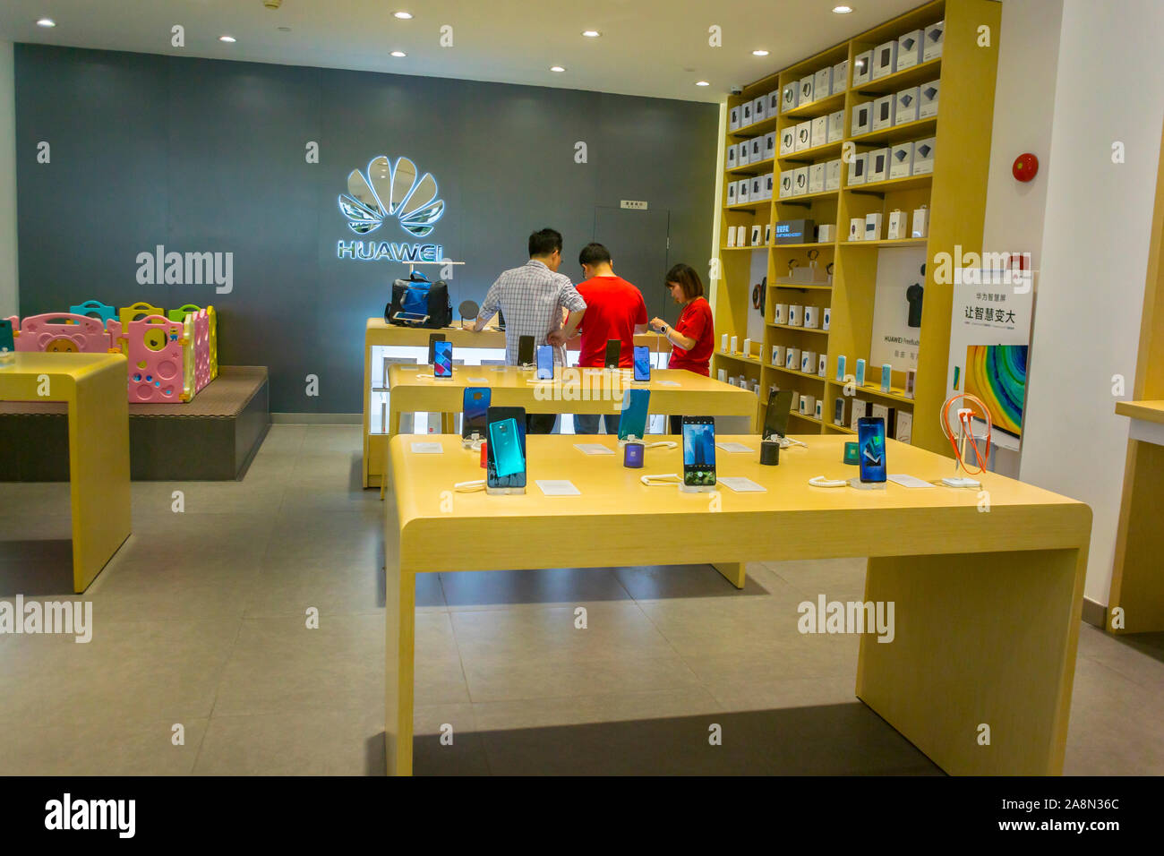 Customer services store hi-res stock photography and images - Alamy