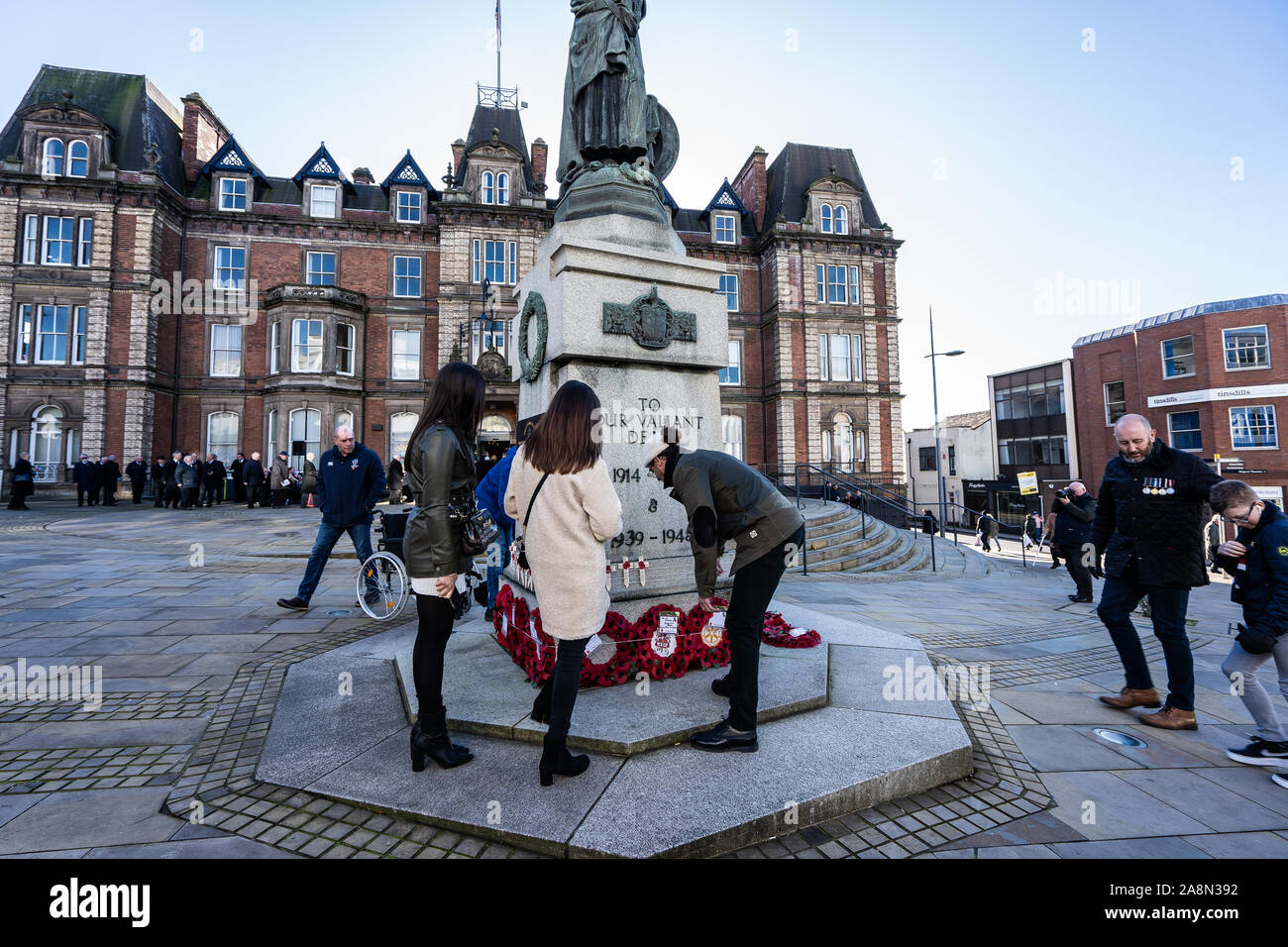 Veterans and civilians lay reefs and notes of condolence to the fallen ...