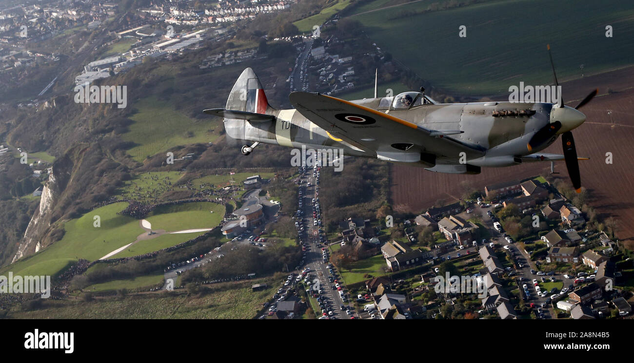 World war ii spitfire flies over kent hi-res stock photography and ...