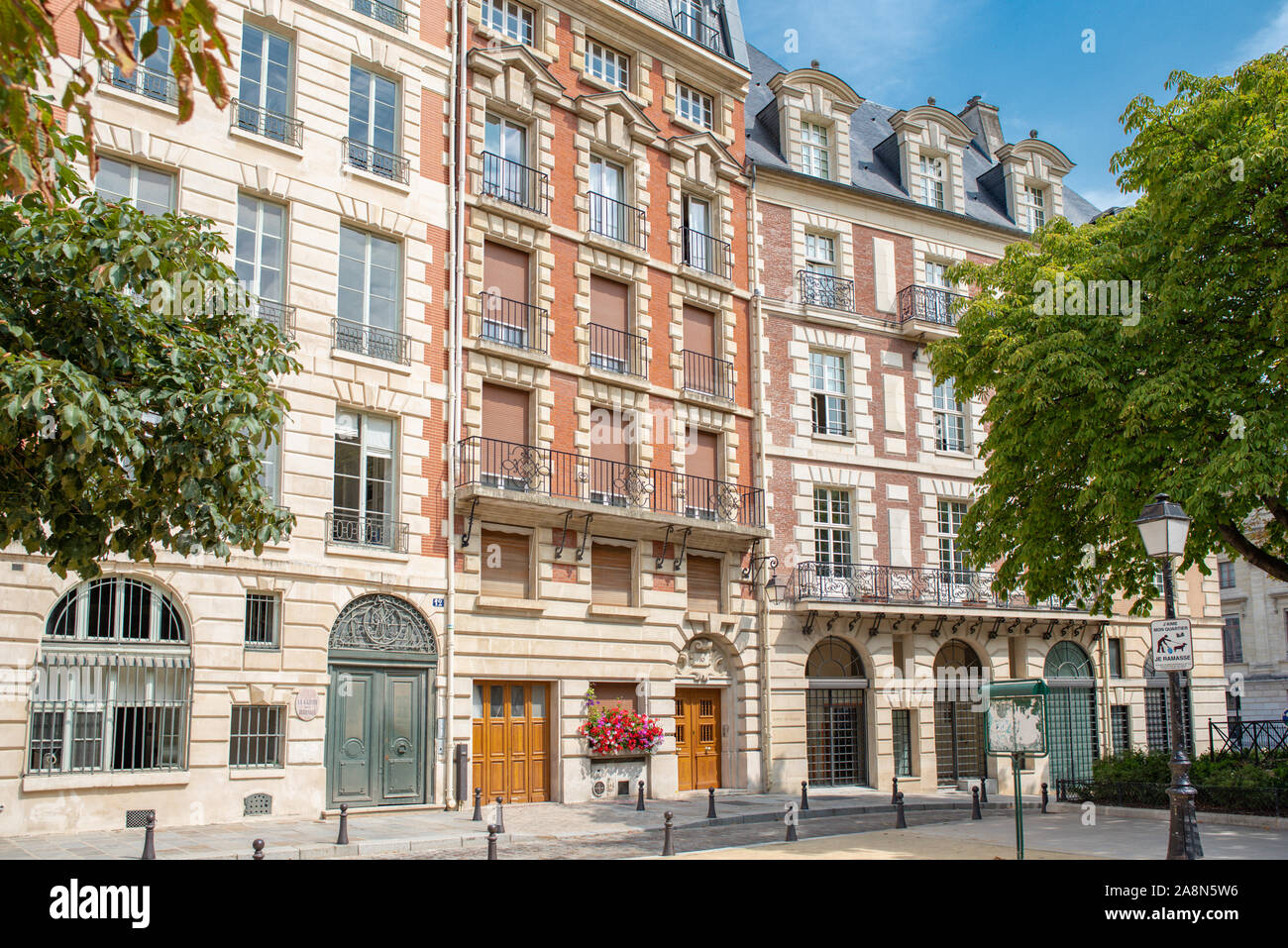 Paris, building boulevard de Magenta, typical parisian facade Stock ...