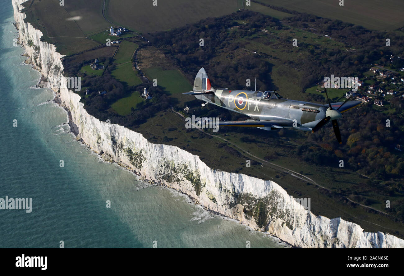 Flies over the white cliffs of dover in kent hi-res stock photography ...