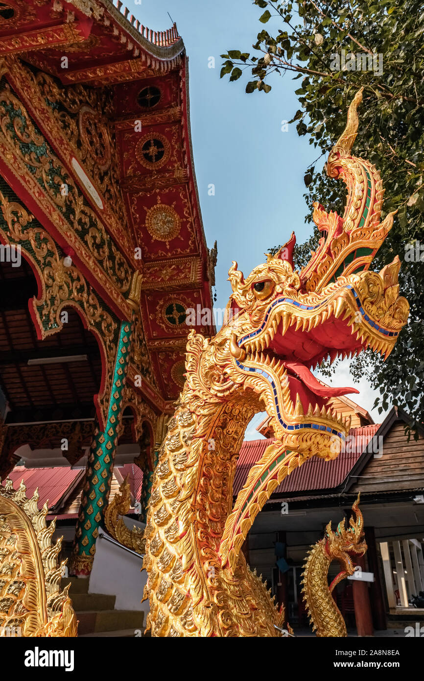 Dragon guard statue at the thai buddhist temple entrance Stock Photo ...