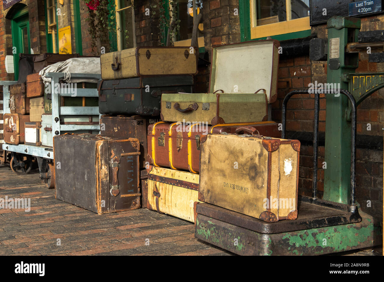 Station luggage storage hi-res stock photography and images - Alamy
