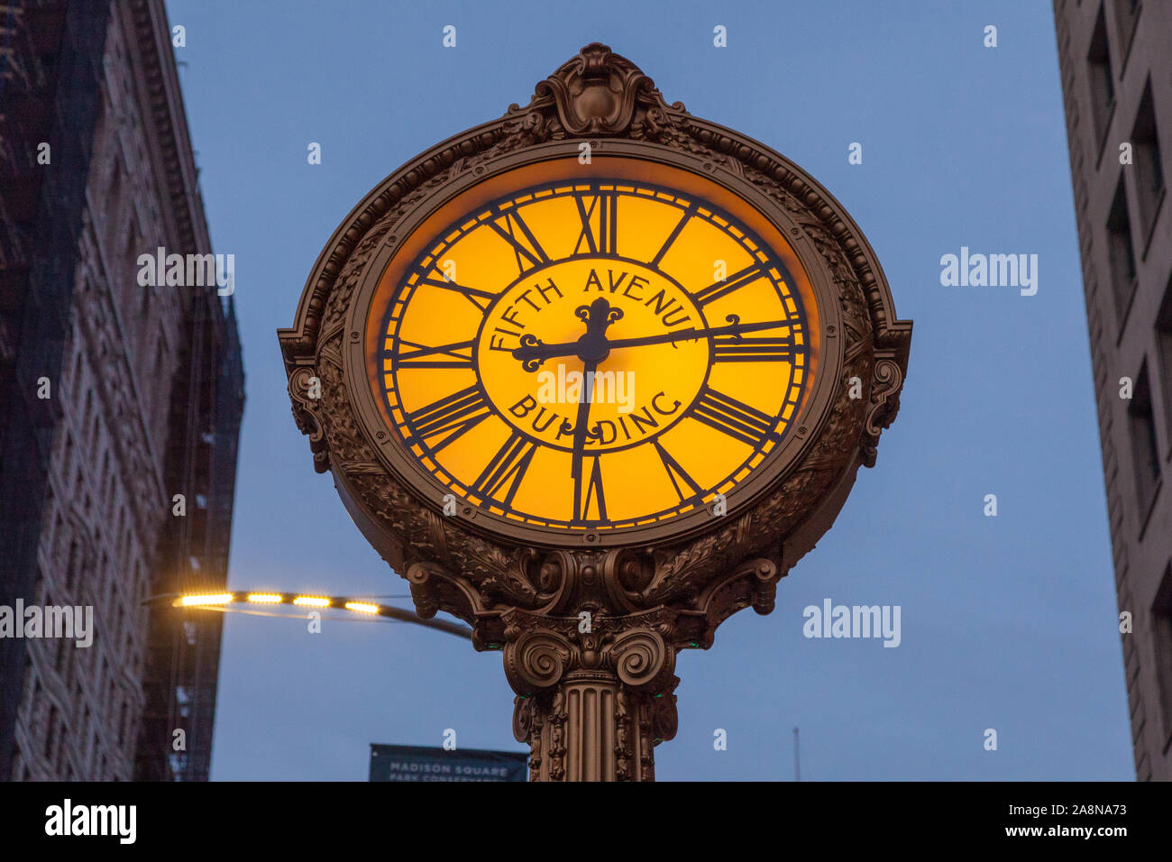 Fifth avenue clock hi-res stock photography and images - Alamy