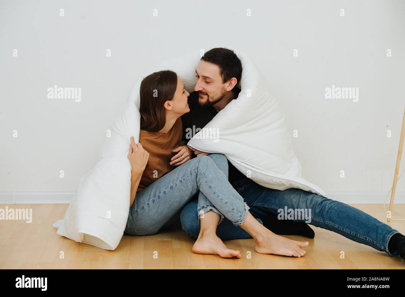 Couple kissing sitting floor hi-res stock photography and images - Alamy