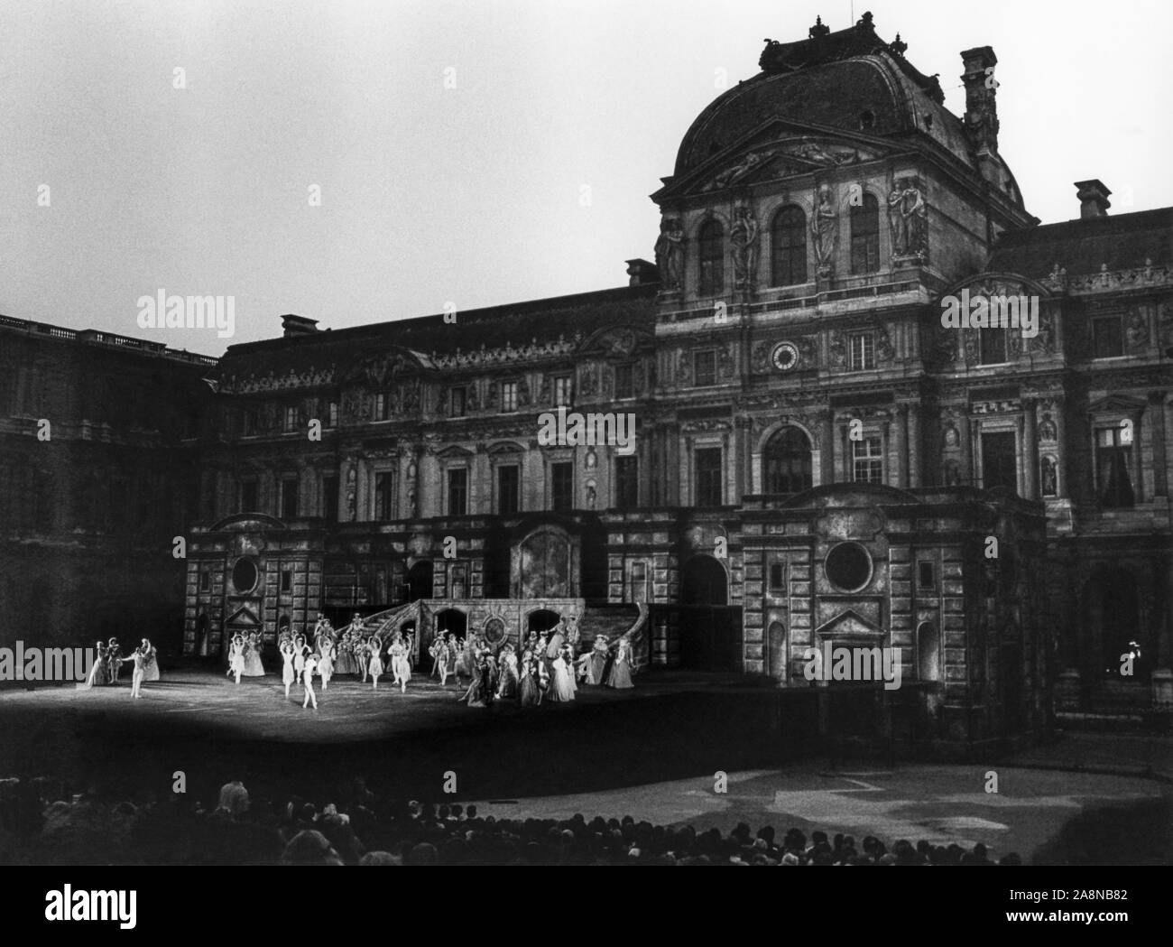 BALETT PERFORMANCE at the yard of Louvre museum Stock Photo - Alamy