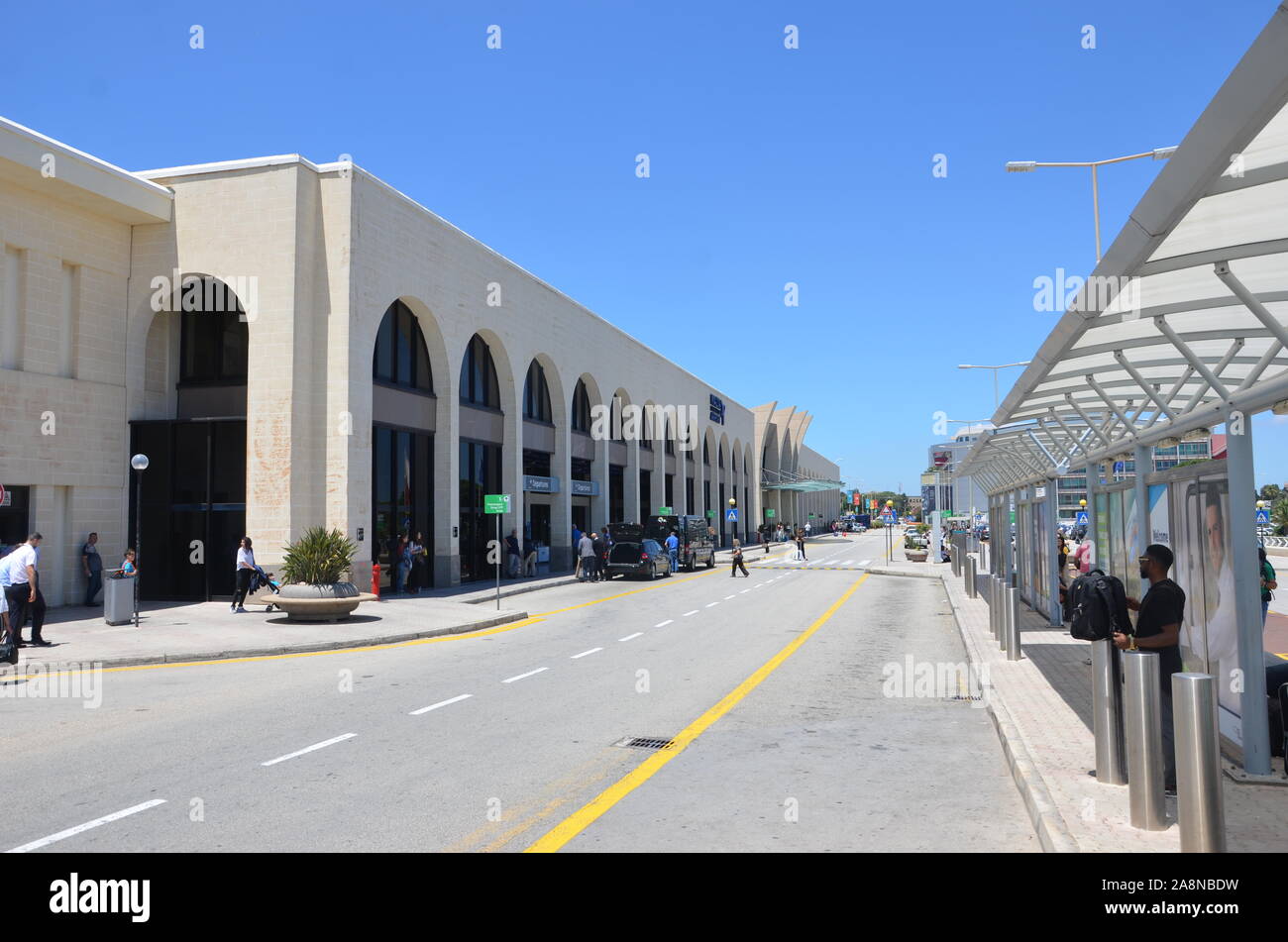 Airport terminal canopy hi-res stock photography and images - Alamy