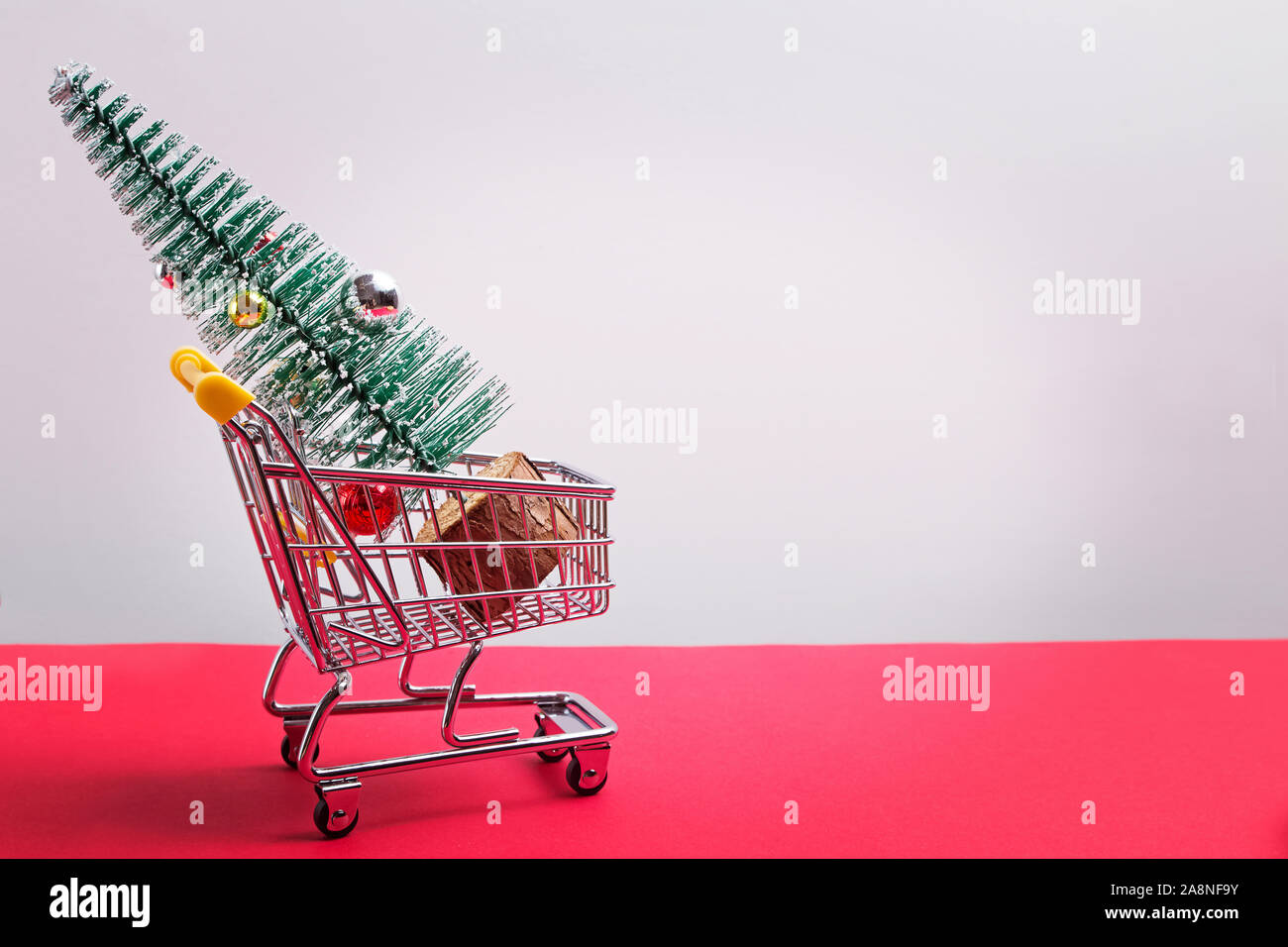 Christmas tree shopping trolley hi-res stock photography and images - Alamy