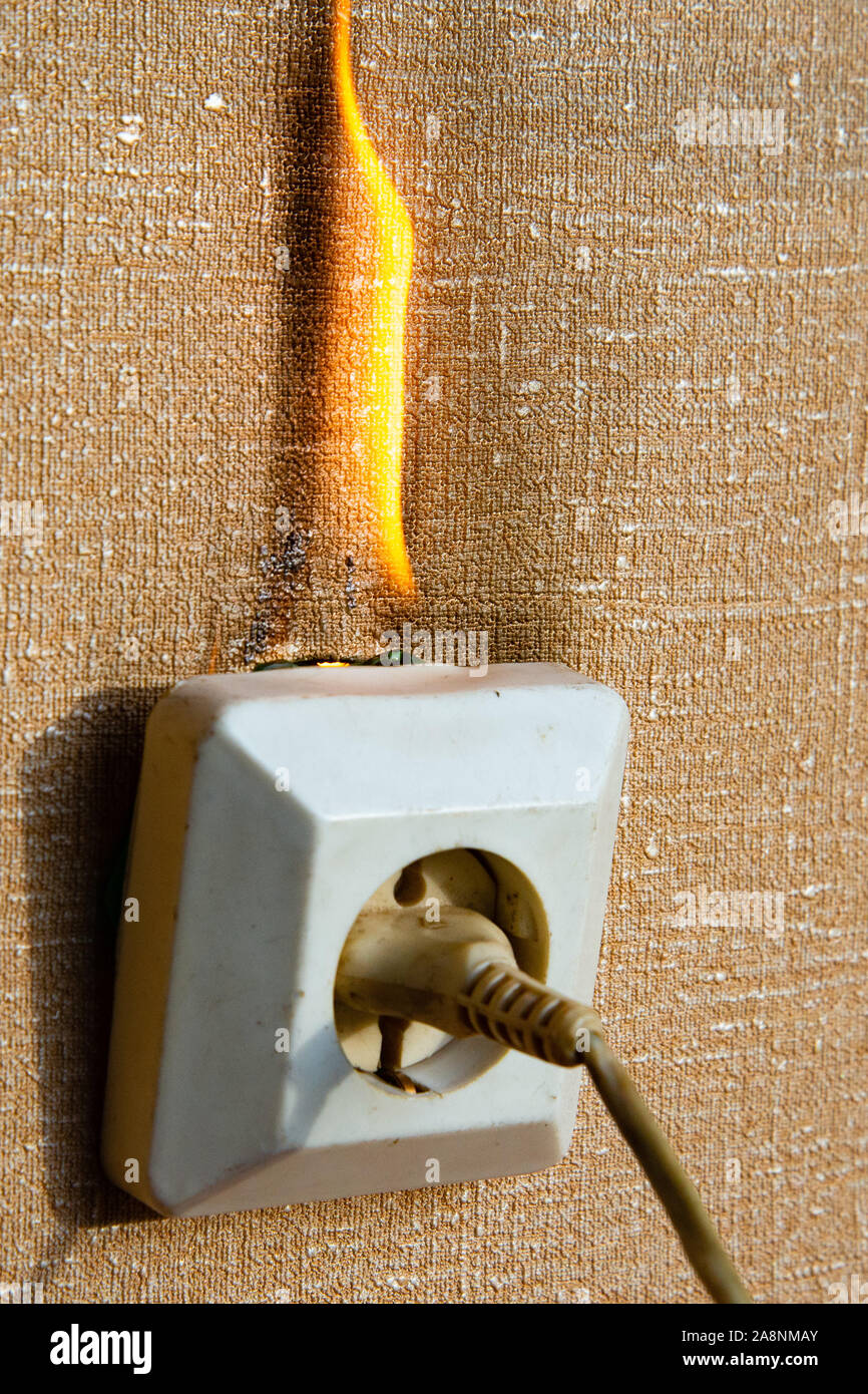 Bad socket hi-res stock photography and images - Alamy