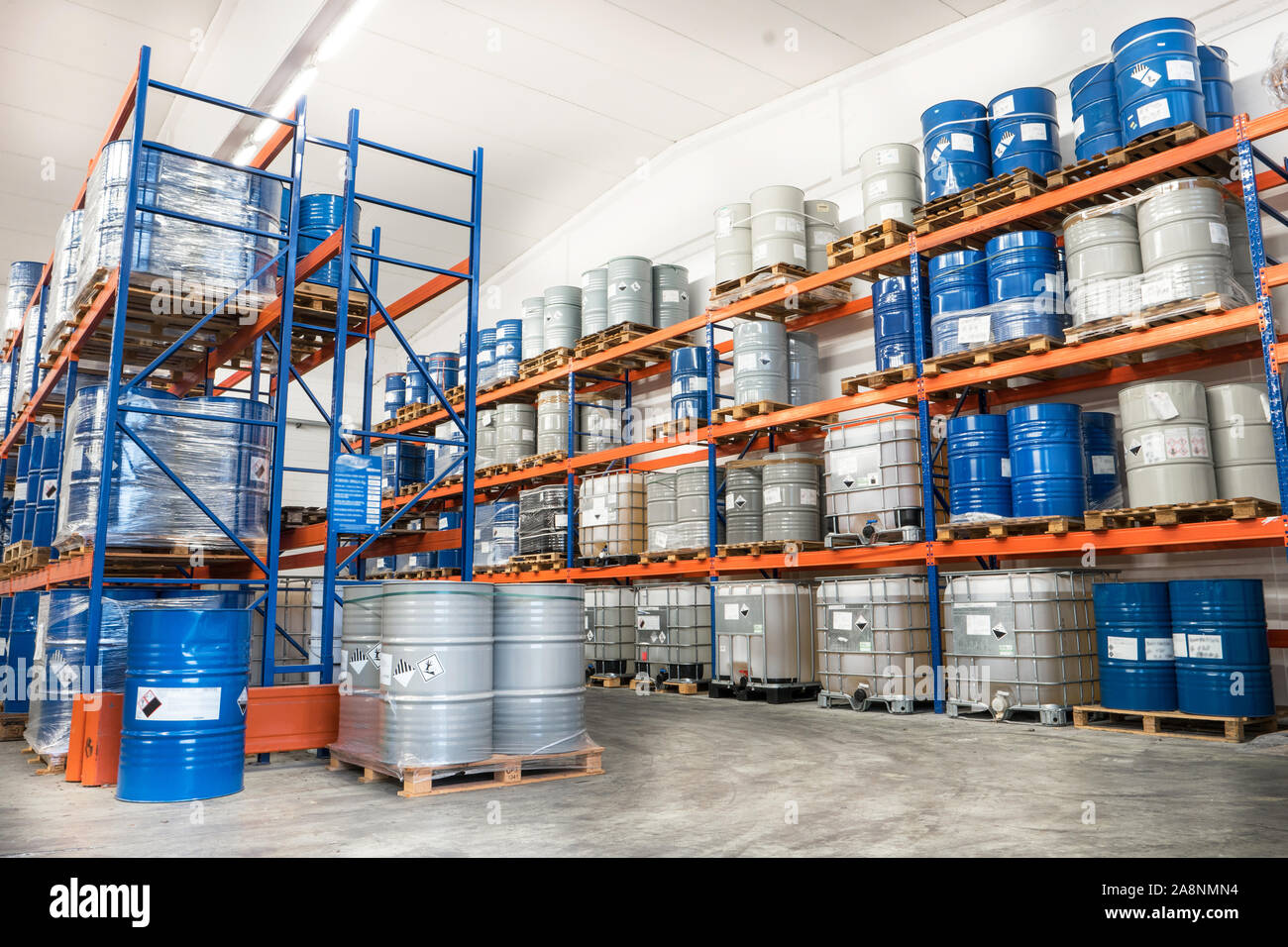 Metal drums hi-res stock photography and images - Alamy
