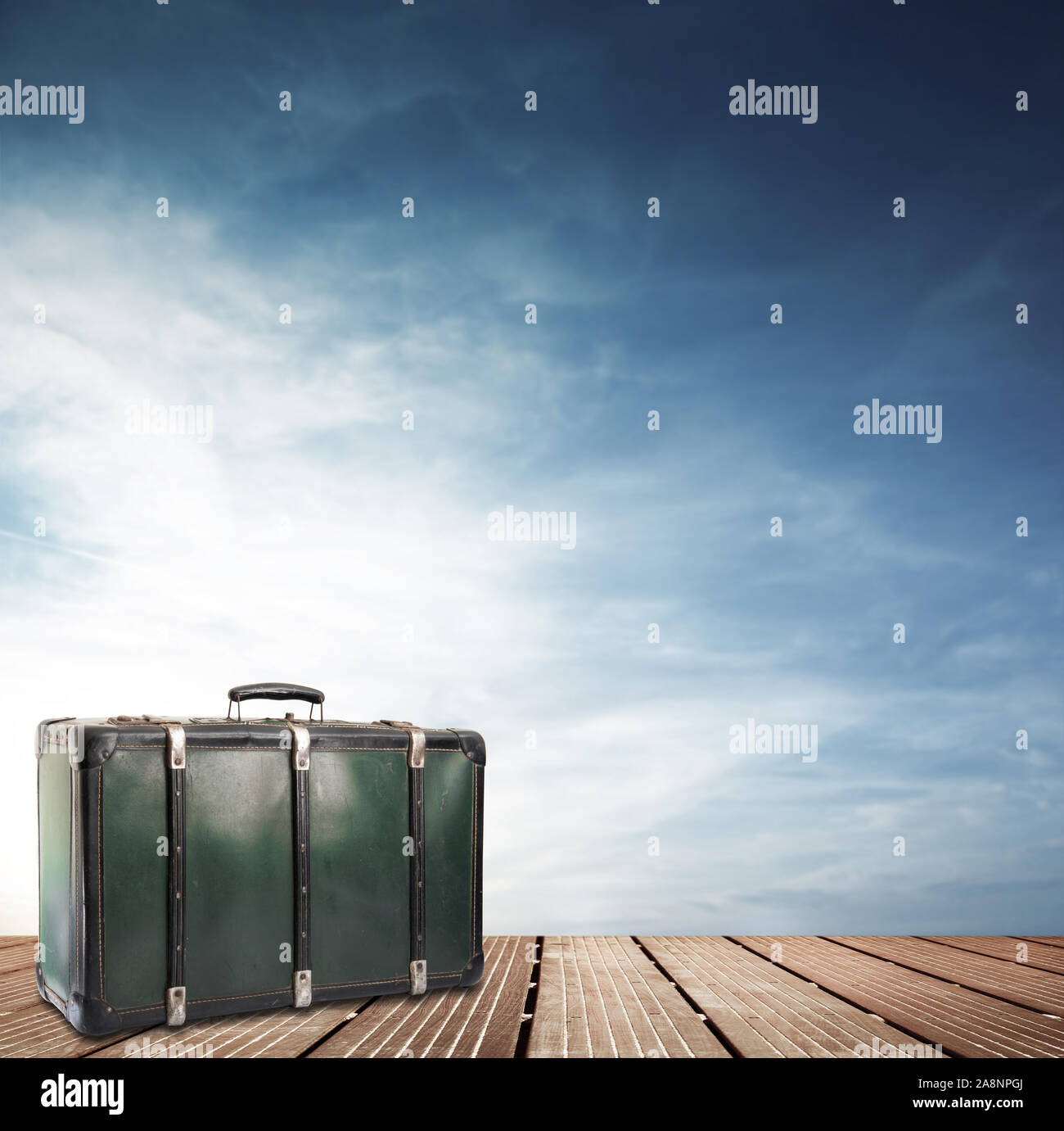 Open suitcase books hi-res stock photography and images - Alamy