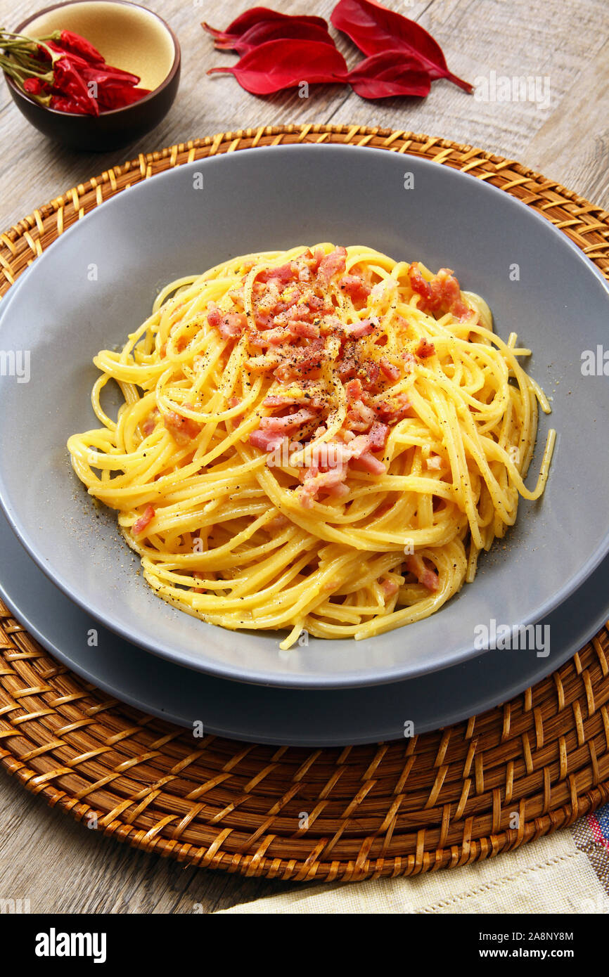 original italian spaghetti with carbonara sauce Stock Photo - Alamy